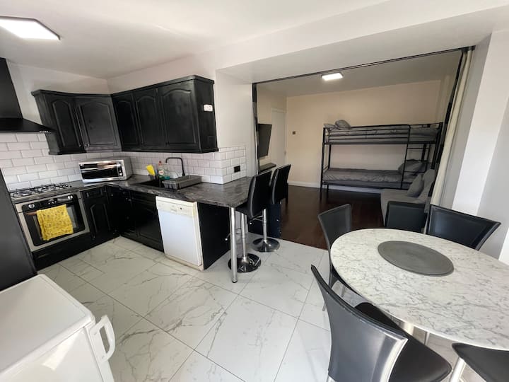 Garden Flat Nr Lhr & Train With Parking For 2 Cars - London Heathrow Airport (LHR)