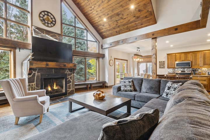 Blu Haven: 7bdr Chalet Minutes To Village - Ontario