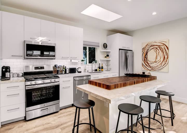 Trendy 2br Prime La Oasis Home - Los Angeles, CA