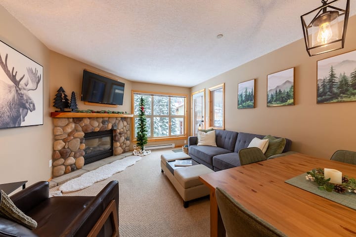 Ski-in 2br W/hot Tub • Walk To Village• Spacious! - Sun Peaks Resort, BC