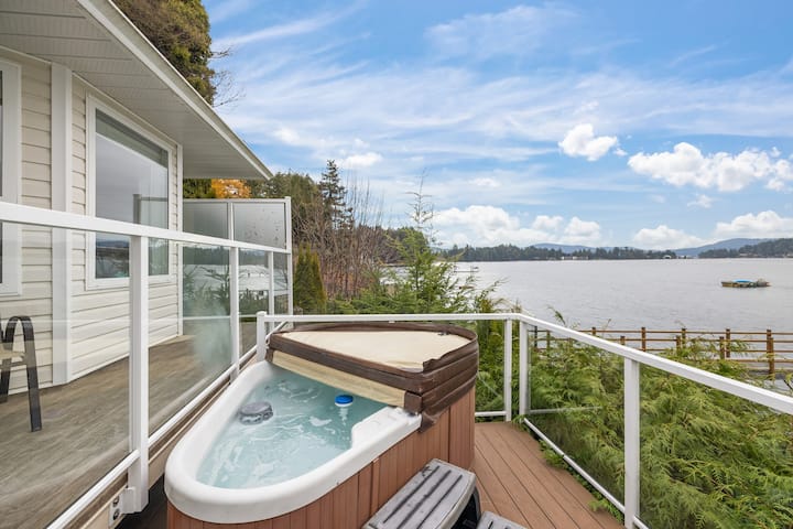 Oceanfront Beach House:beach Access, Hot Tub & Bbq - Vancouver Island
