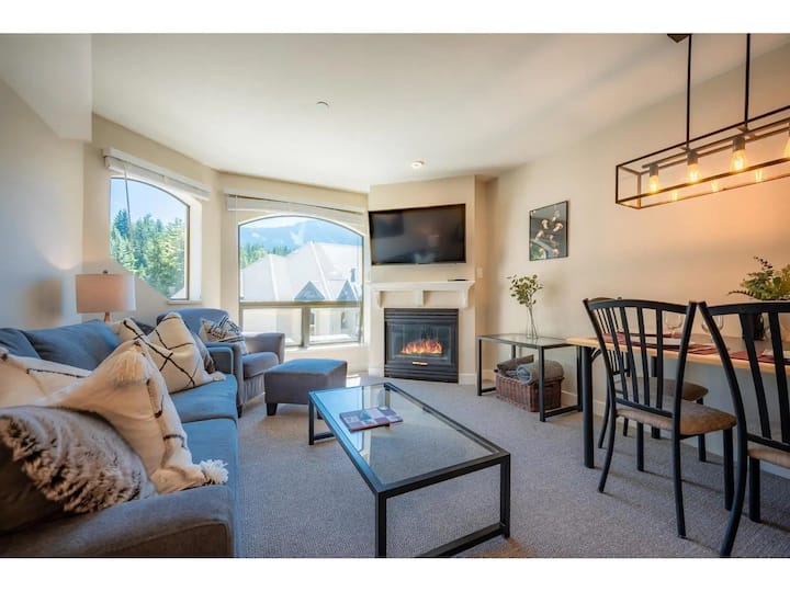 Ski In/out, Hot Tub, Heated Pool, Modern 1 Bedroom - 威士拿