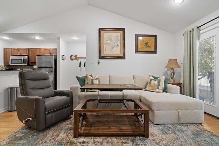 South Austin Nest W Pool {New Listing} - Austin, TX