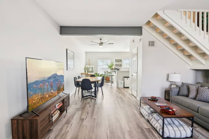 Spotless Home W/
2 Car Garage, 4 Mins To Downtown - Dallas, TX