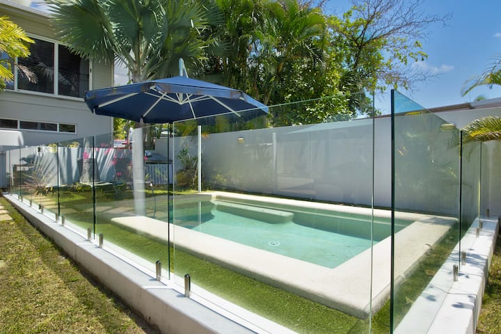 Beautiful Savannah Boat House - Mission Beach