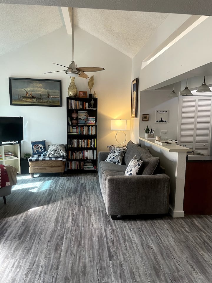 Cozy & Quiet Upstairs Condo - Mesa, AZ