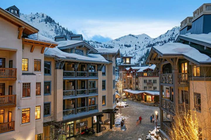 Palisades Paradise- Ski In/out+hot Tubs+kidszone - Tahoe City, CA
