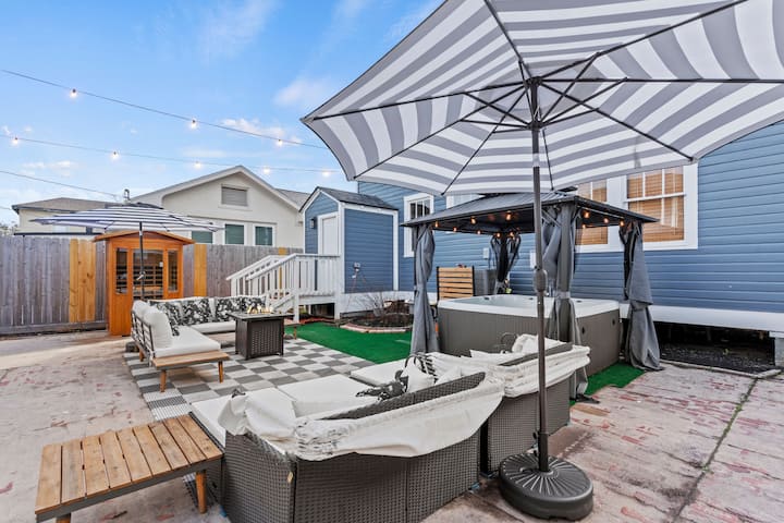Hot Tub-sauna-king Suite-walk 2 Beach-fire Pit! - Galveston, TX