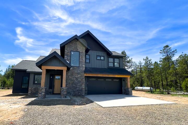 New! Serene Woodsy Lodge, King Beds, Steam Shower - Tamarack Ski Resort, ID