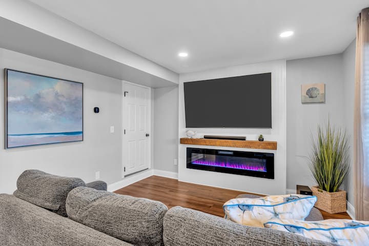 Hot Tub | King Bed | Linens + Towels | Free Coffee - Seaside Heights, NJ