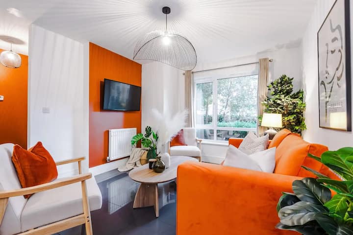 Stylish Central House | Ideal For Work Or Leisure - Stoke-on-Trent
