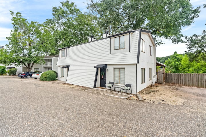 Chic Downtown Au Townhome! 2/1.5 - Auburn, AL