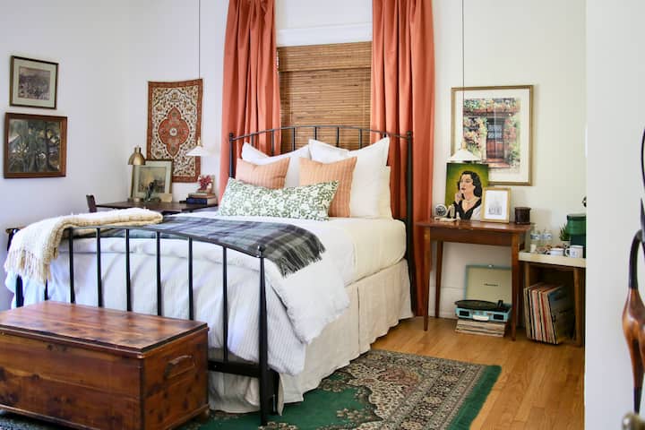 Charming Designer Room In Historic Downtown Chatt - Chattanooga, TN