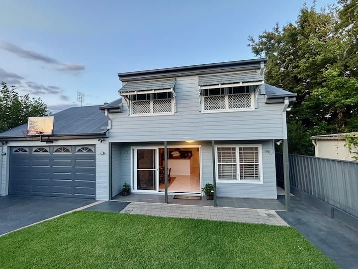 Luxury Hamptons Cottage With Pool - Newcastle