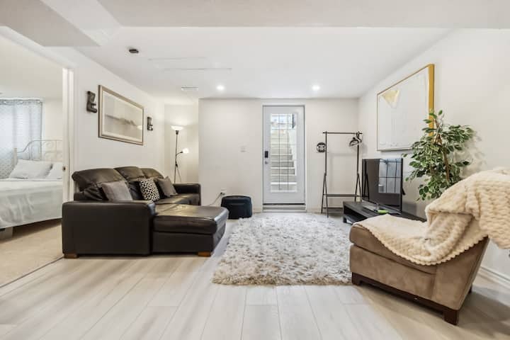 Bright Basement Retreat In Mississauga - Mississauga