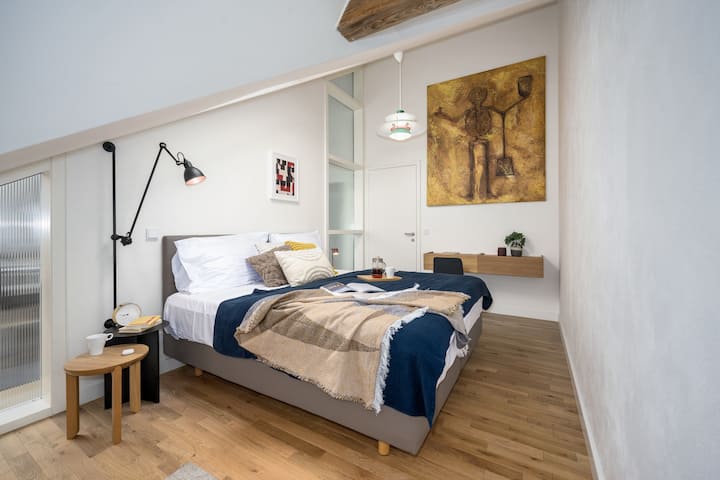 Attic 1bdr Apt. W/ Workspace • Netflix • Vyšehrad - Prague