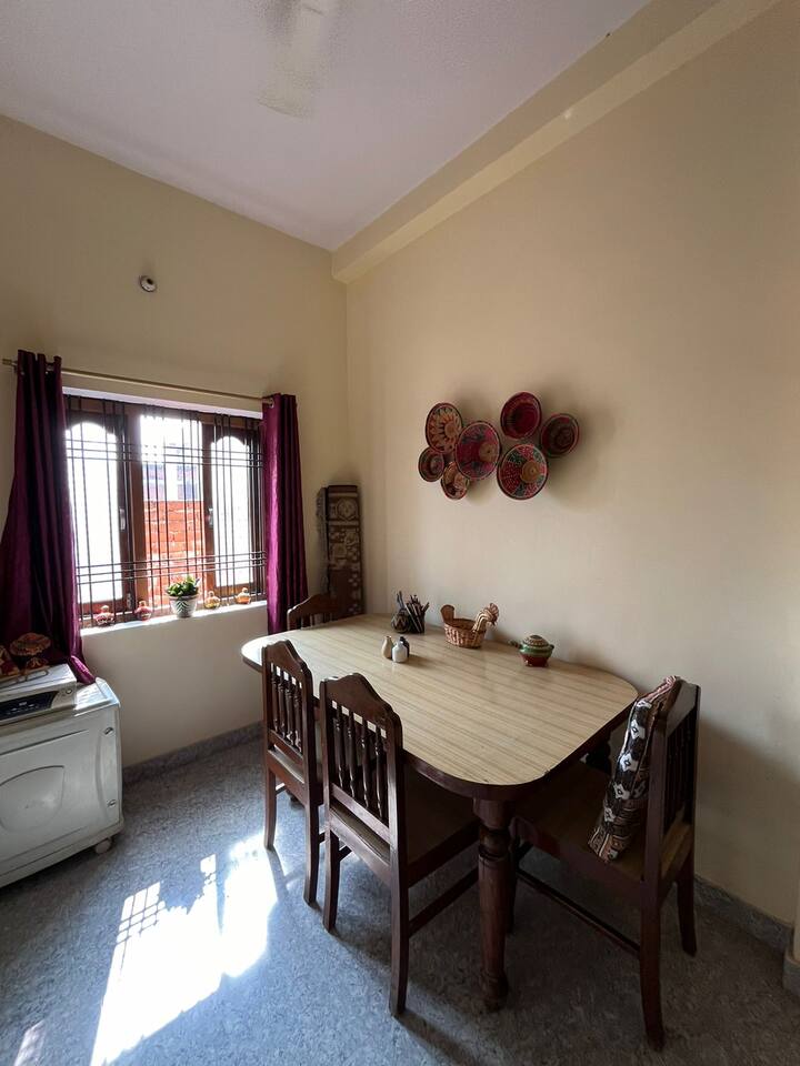 A Spacious Room- Stay In Fursat, Sarnath - Varanasi