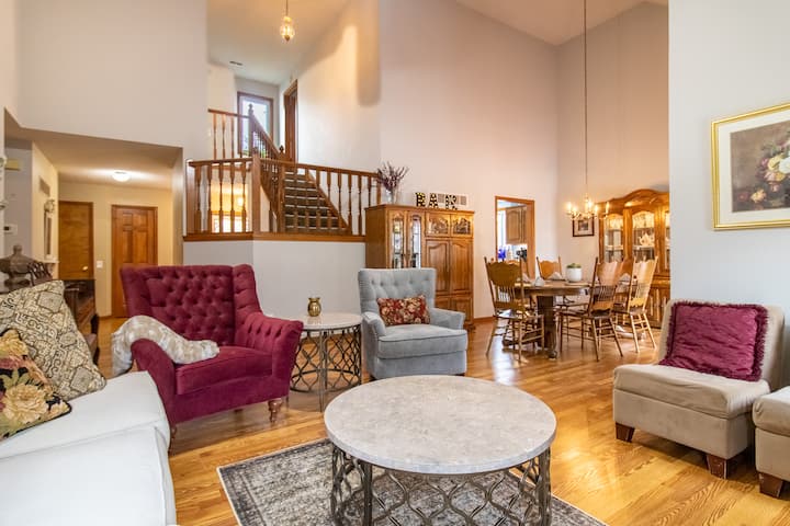 Sleeps 12! Private 3+ Bdrm Home - Backyard Oasis! - Lawrence, KS