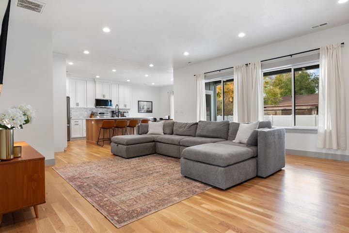 Modern Home In Utah County - Timpanogos Cave National Monument