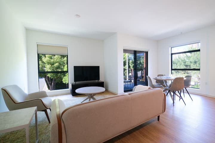 Stunning 2 Bedroom & Pool By Hollywood Boulevard - Beverly Hills, CA