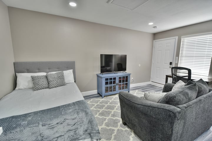 Only 5 Min To Rice Village | Studio - Houston, TX