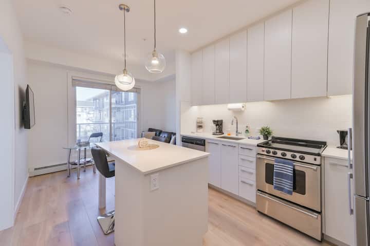 Cozy Modern Condo | 24/7 Gym | Free Parking - Calgary