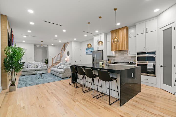 5-mins To Downtown! Pool Table | Balcony Lounge - Dallas, TX