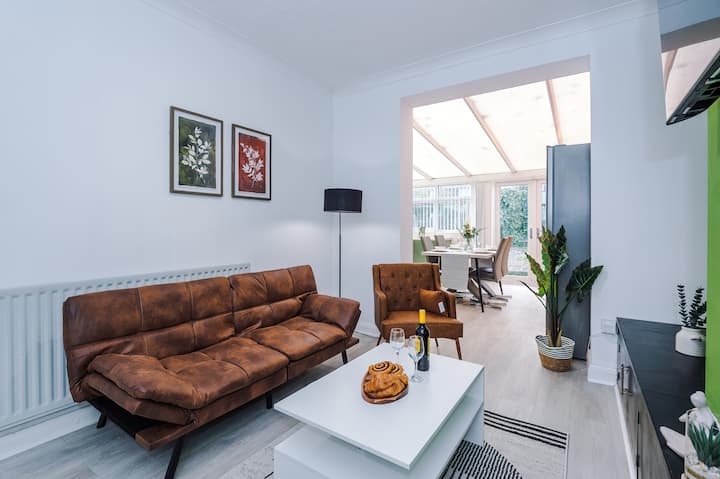 The Lyme House- 3br Retreat W/ Parking - Newcastle-under-Lyme