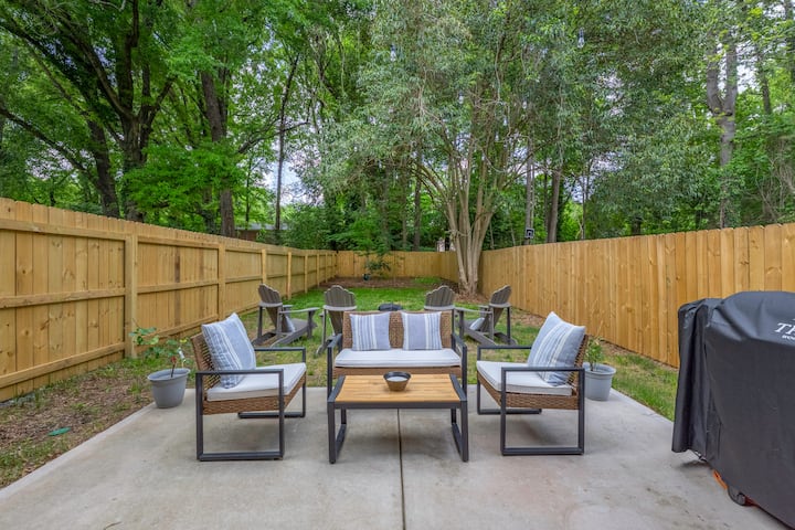 Bright 3 Bed Clt Getaway | Fenced Yard + Fire Pit - Charlotte, NC