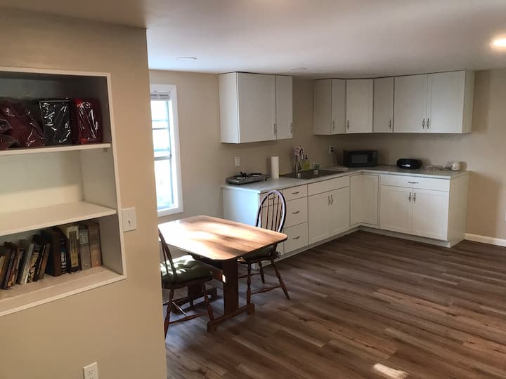2nd Floor Studio Apartment - Zephyrhills, FL