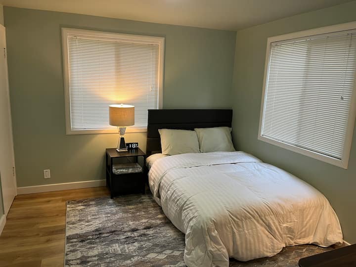 Beautiful-room1 In Ne Seattle - Seattle, WA
