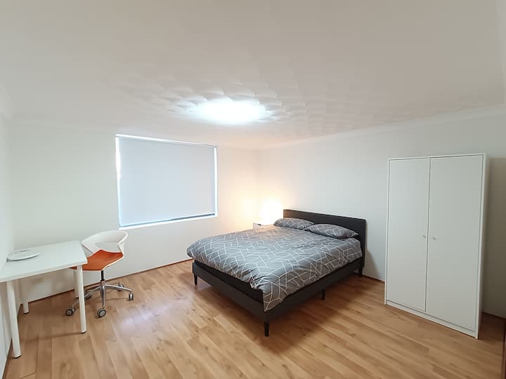 Cozy Queen Bedroom In A Mansion - Sydney