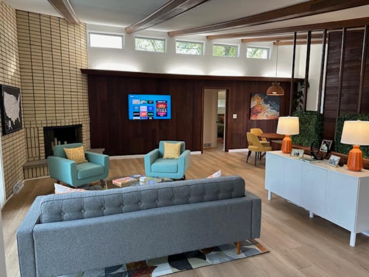 Retro Home - Joliet, IL
