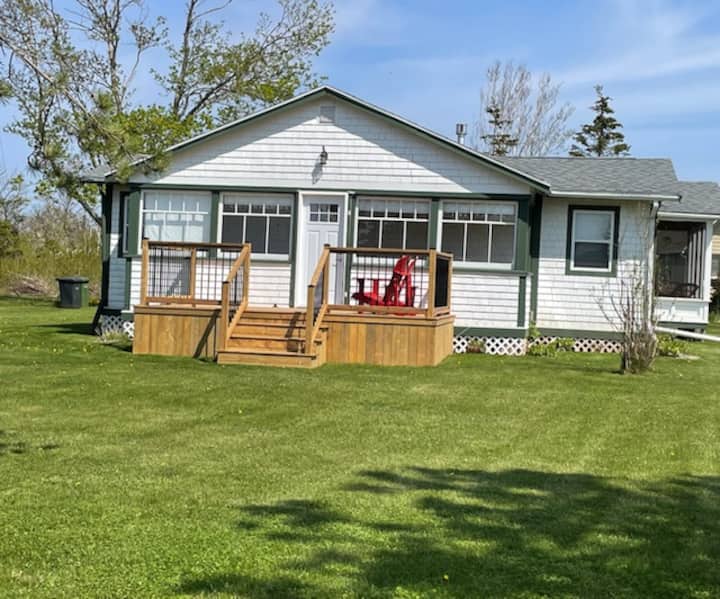 ★Walk To Beach★ Cozy Cottage With Fireplace - Stanhope, PE, Canada
