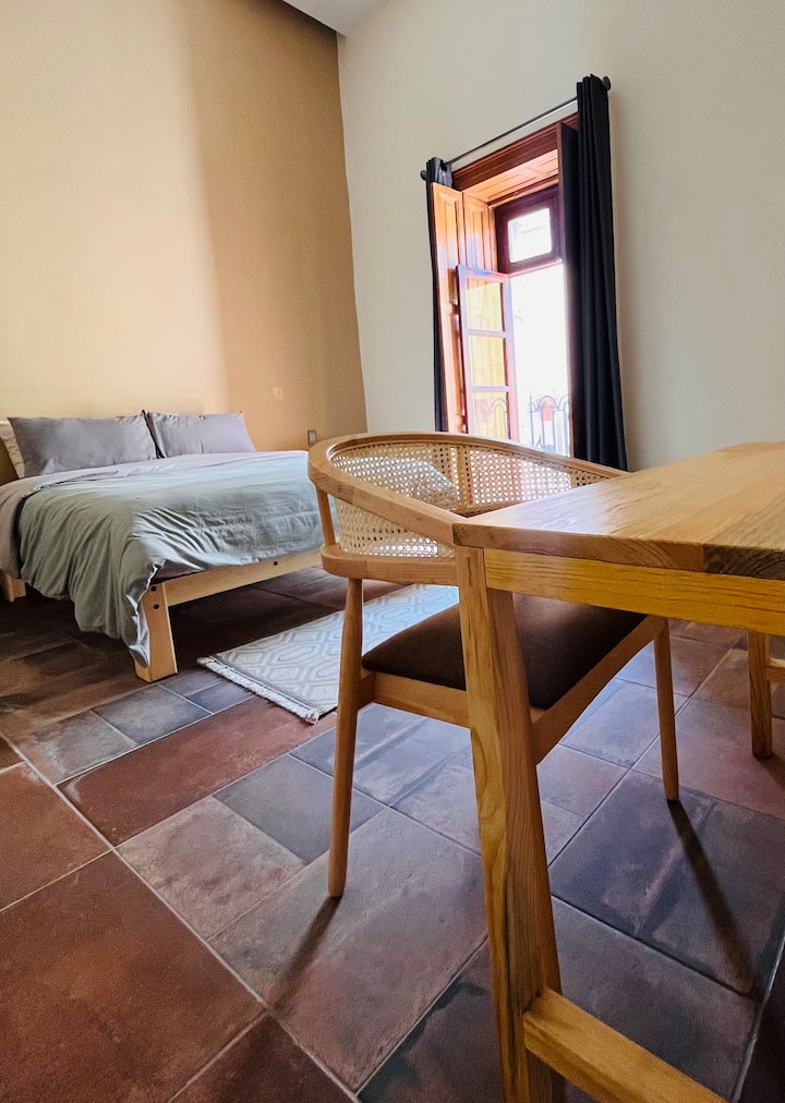 Room With Balcony On Main Street + Breakfast - Guanajuato