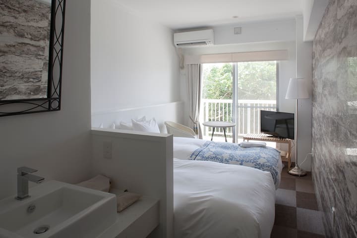 海まで徒歩30秒、長期滞在ok、屋上からの眺めが最高な【with Sea 名嘉真 203】 - Nago