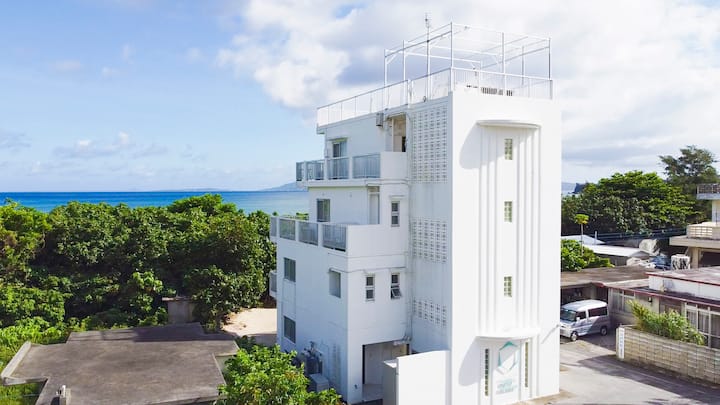 海まで徒歩30秒、長期滞在ok、屋上からの眺めが最高な【with Sea 名嘉真 302】 - Okinawa