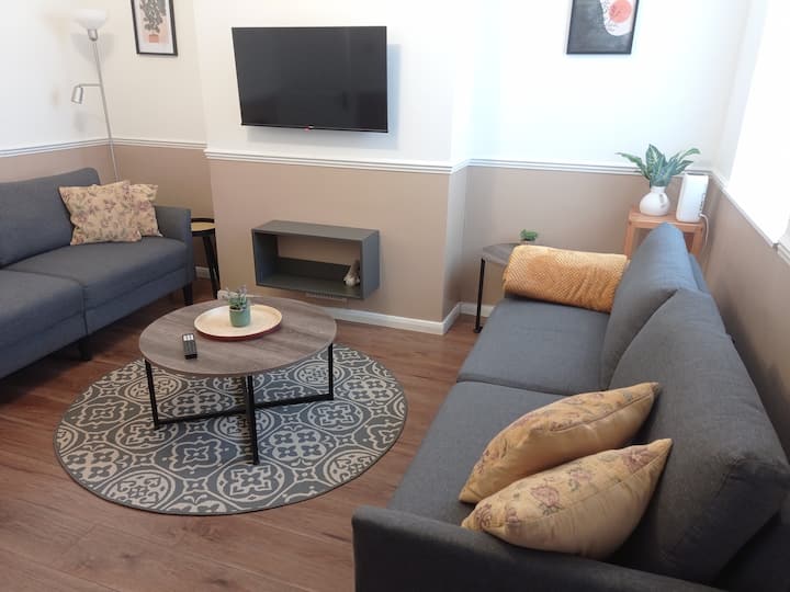 4 Bedroom Home Near Liverpool Cc - Guernsey