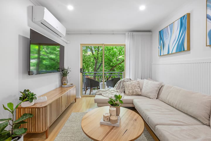 Chic East End Apartment - 엔필드