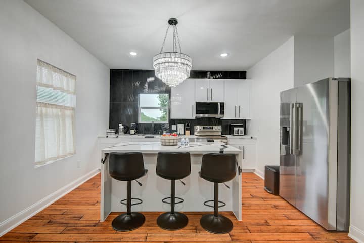 Spacious 3br In Houston | Near Stadiums & Downtown - Houston, TX
