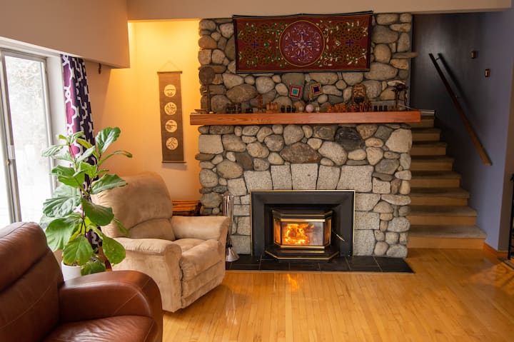 Winter Haven In Nelson: Hot Tub, Fireplace & Views - Nelson