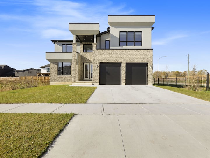 5br Modern Luxury Home | Chef’s Kitchen | Spacious - London, Ontario