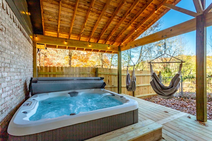 Hill City Hangout | Hot Tub | Movie Theater - Chattanooga, TN
