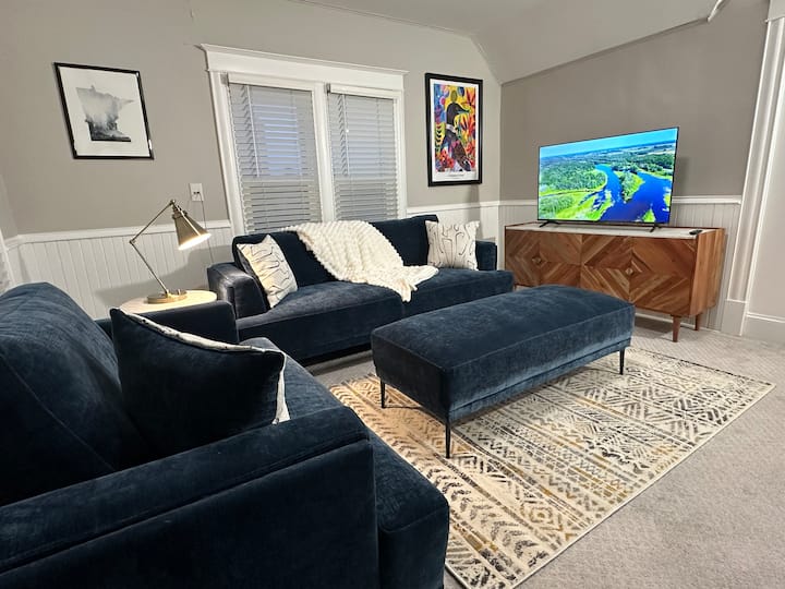 Charming 2br Top Floor Unit Retreat In Ne Mpls - Minneapolis, MN