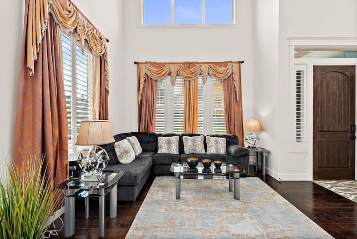 Po2: Orchard Villa: Primary Ensuite W Fireplace - Bremerton, WA