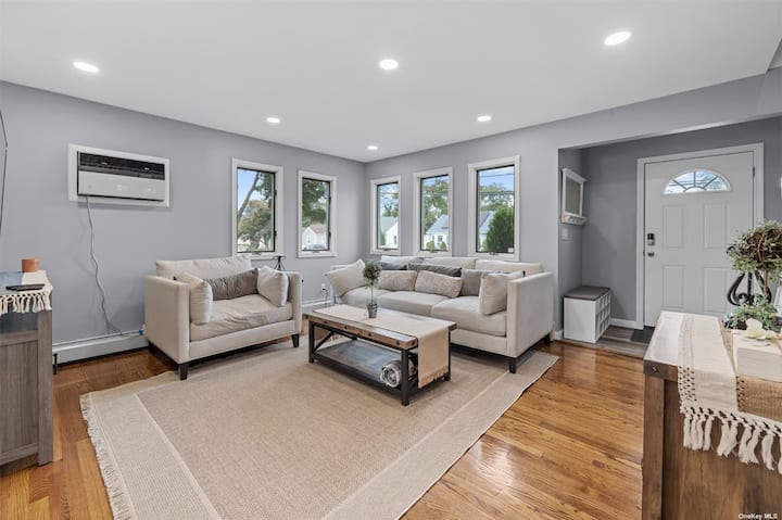 Newly Designed 3br/2ba Home | 10min Drive To Beach - Deer Park, NY