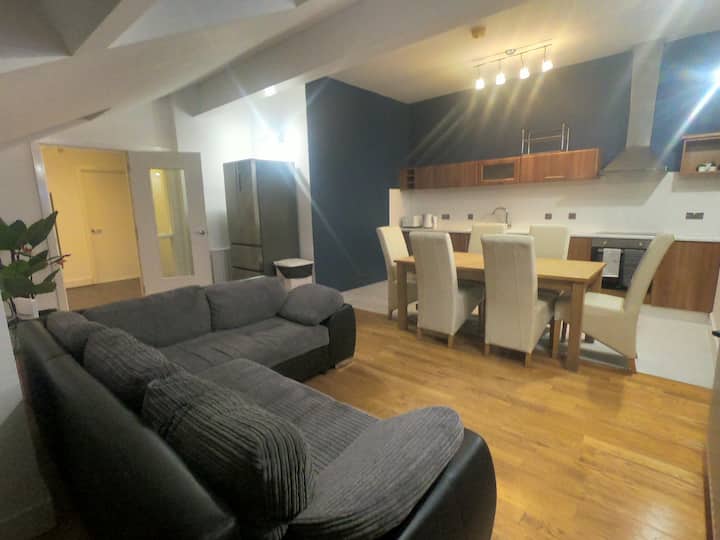 Sleeps 7 - Spacious Apartment - Solitude