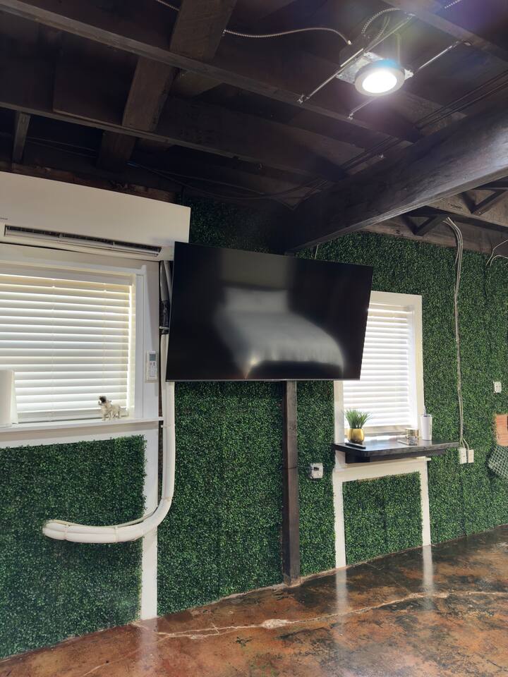 Modern Downtown Odessa Studio - Odessa, TX