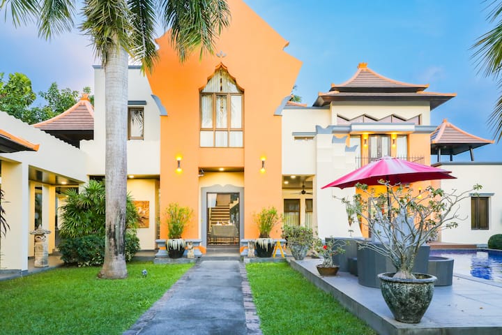 Exquisite Retreat Villa With Grand Pool & Garden - Rayong