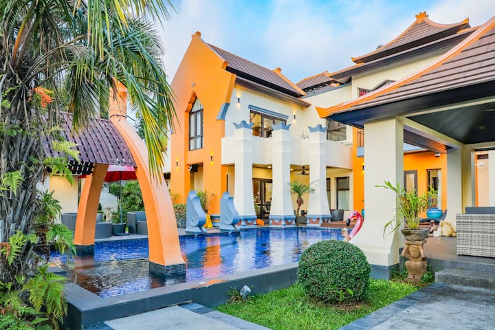 Exquisite Retreat Villa With Grand Pool & Garden - Pattaya City